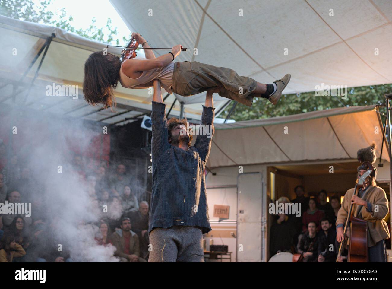 Cirque moderne hi-res stock photography and images - Alamy