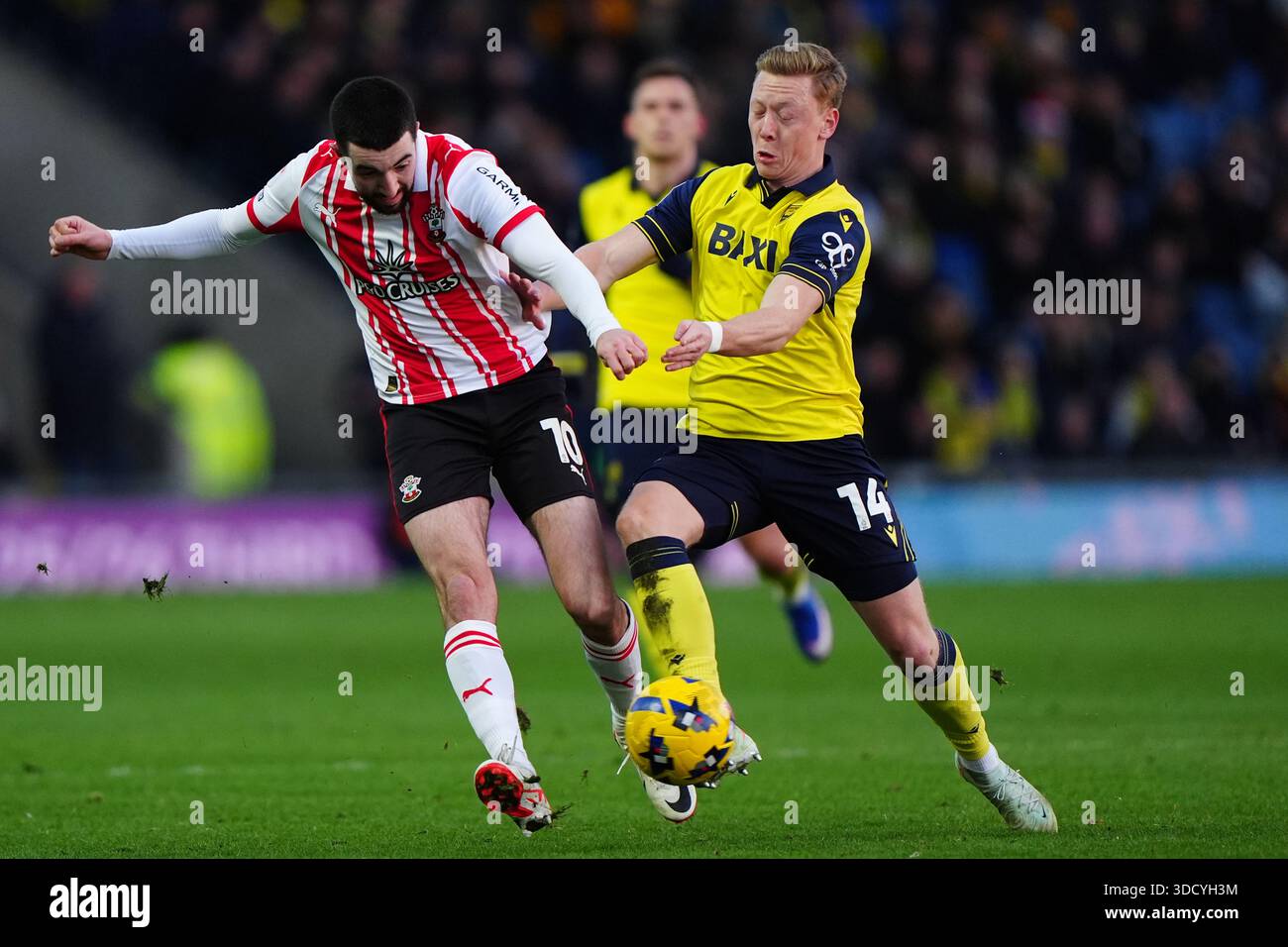Southampton's Finn Azaz (left) and Oxford United's Brian De ...