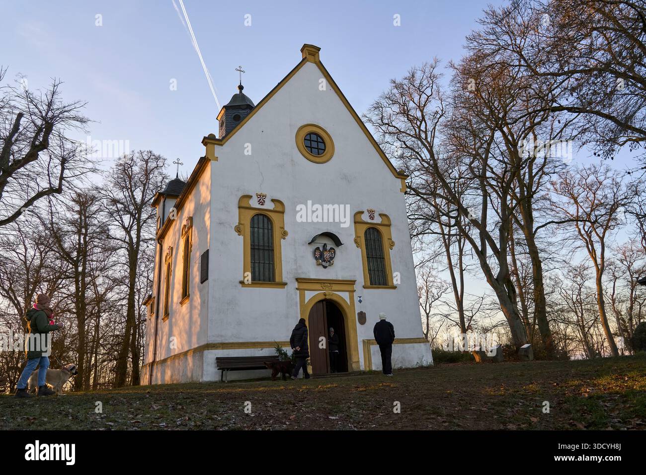 26 December 2025, Rhineland-Palatinate, Bassenheim: Walkers visit the ...