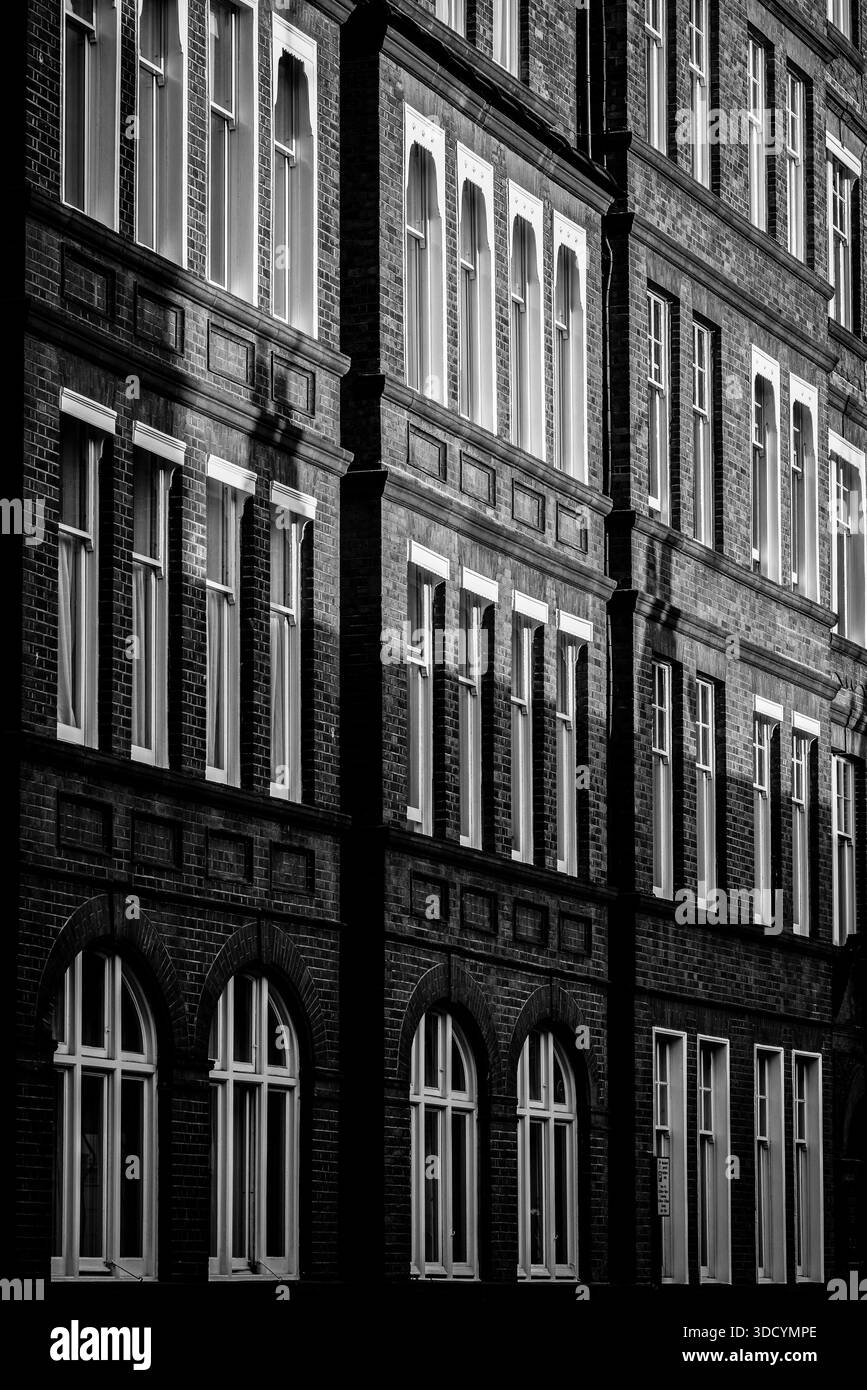Victorian block flats building exterior Black and White Stock Photos ...