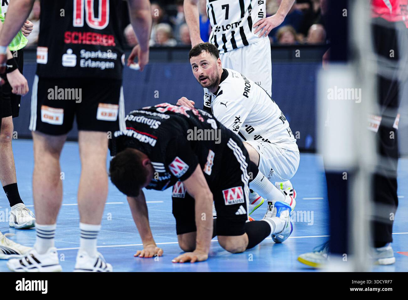 Christoph Steinert (HC Erlangen, #44) und Domagoj Duvnjak (THW Kiel ...