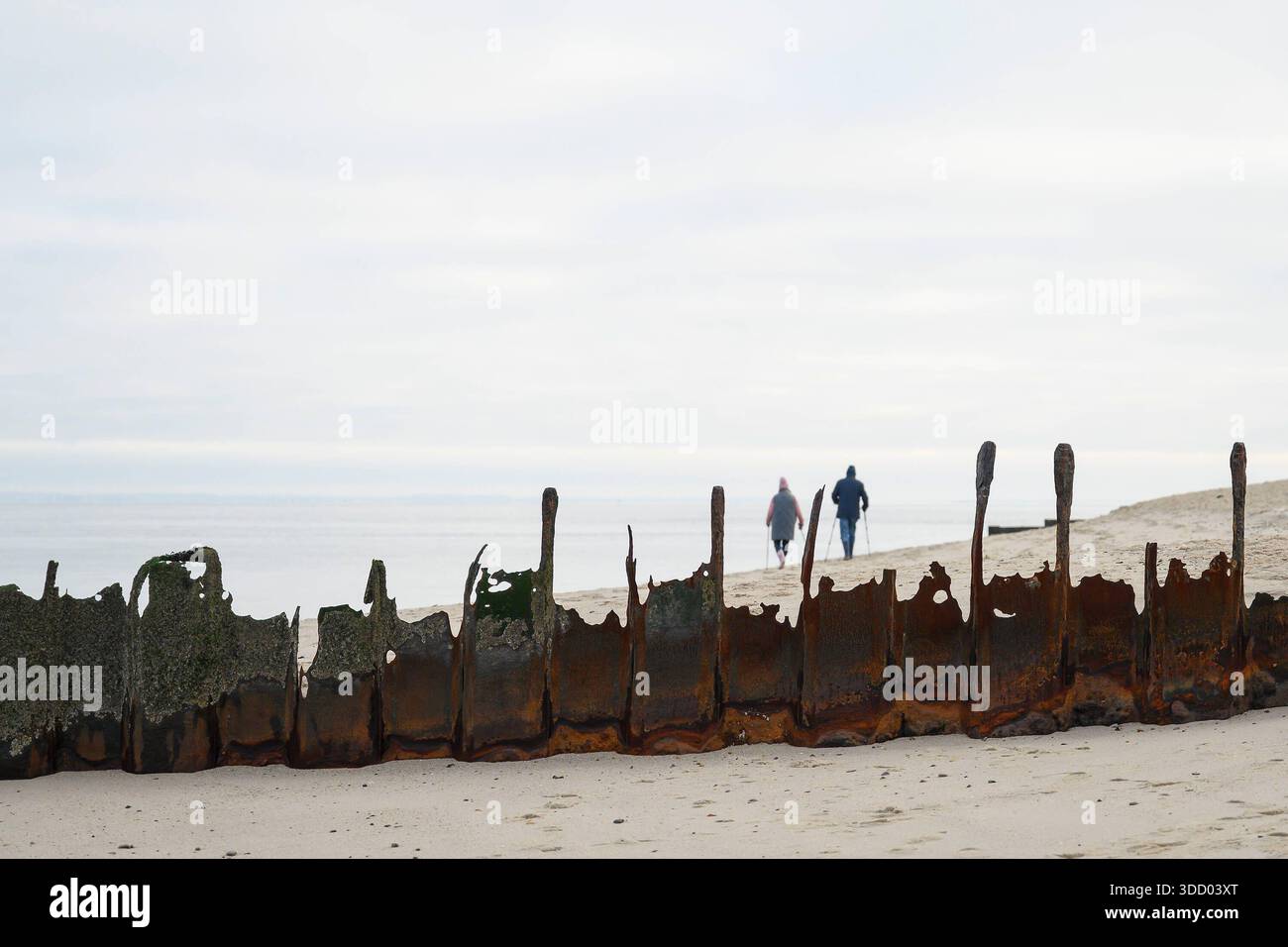 Nordseeinsel Sylt Verrostete Metallteile ragen aus dem Sand ...