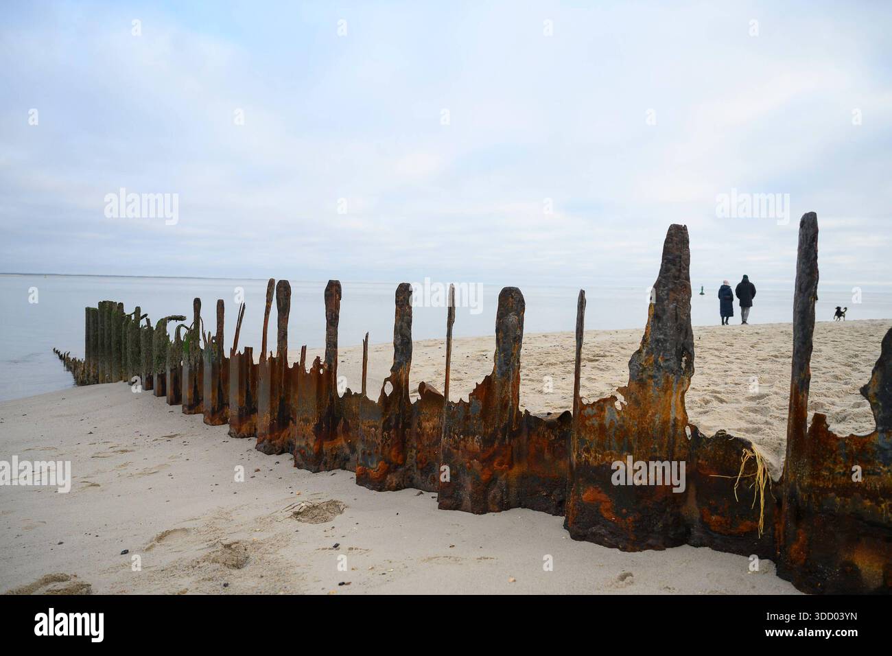 Nordseeinsel Sylt Verrostete Metallteile ragen aus dem Sand ...