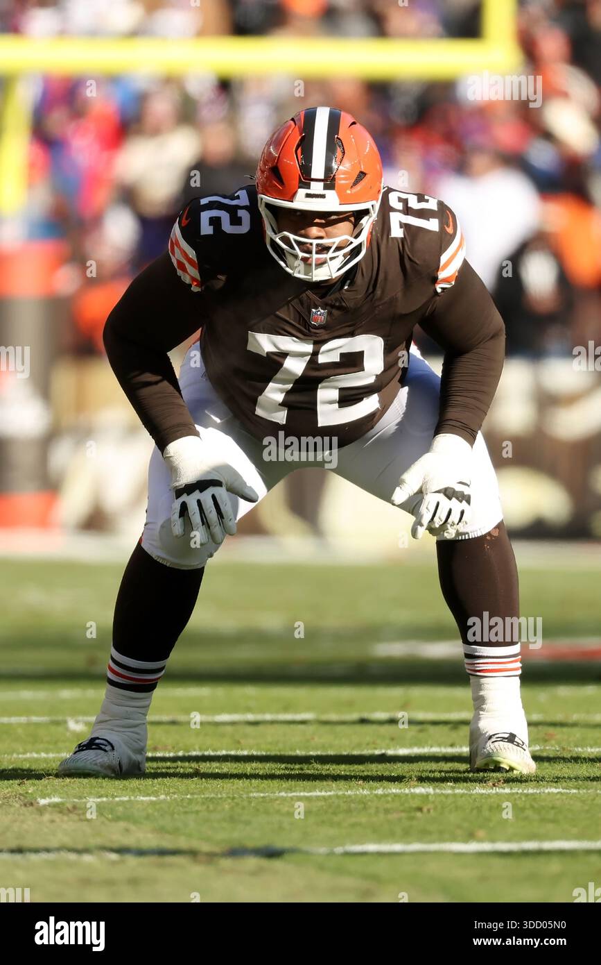 Cleveland Browns offensive tackle KT Leveston (72) lines up for a play ...