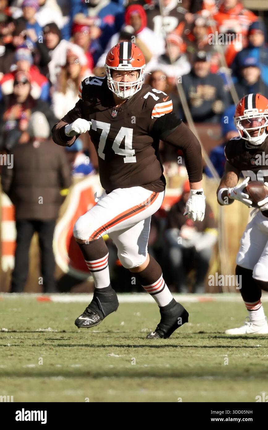 Cleveland Browns guard Teven Jenkins (74) looks to make a block during ...