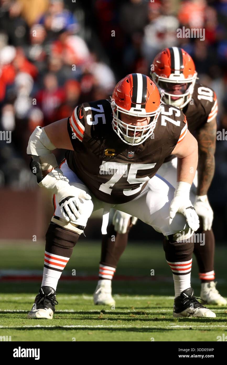 Cleveland Browns guard Joel Bitonio (75) lines up for a play during an ...