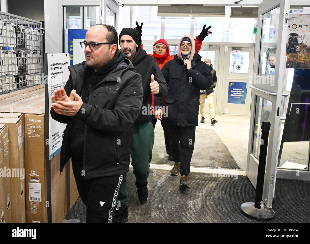 People react as doors open at a Best Buy electronics store on Boxing ...