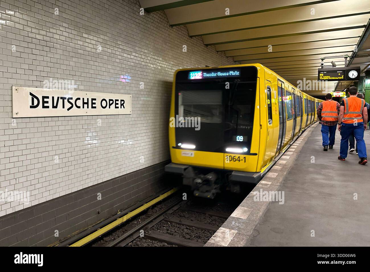 04.04.2025, Berlin, GER - U-Bahn der Linie 2 faehrt in den Bahnhof ...