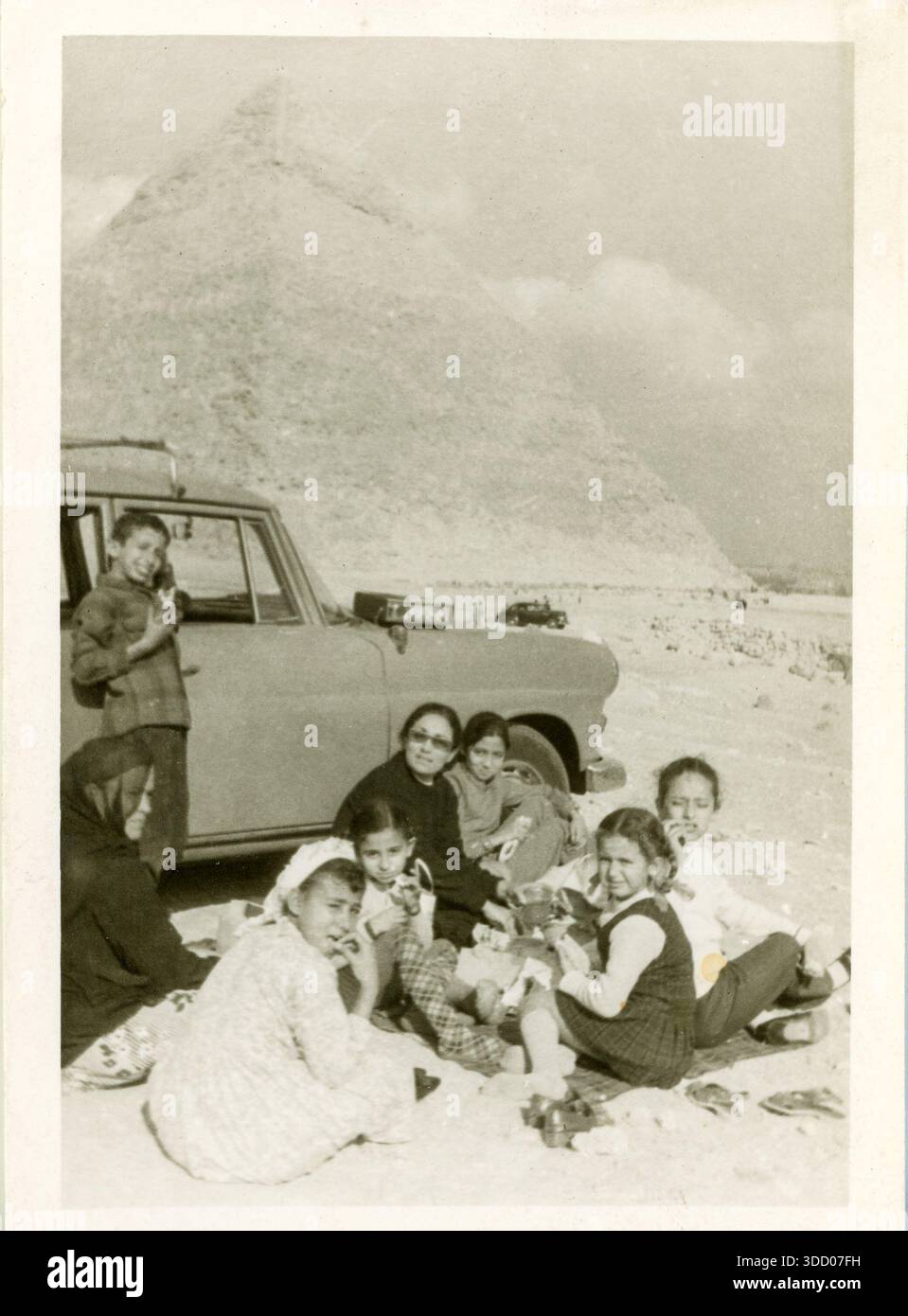 Egyptian family picnic by car near the Great Pyramid of Giza, Egypt ...