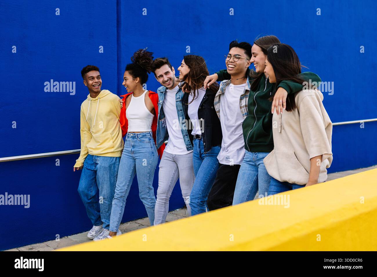 Group multiethnic students walking hi-res stock photography and images ...