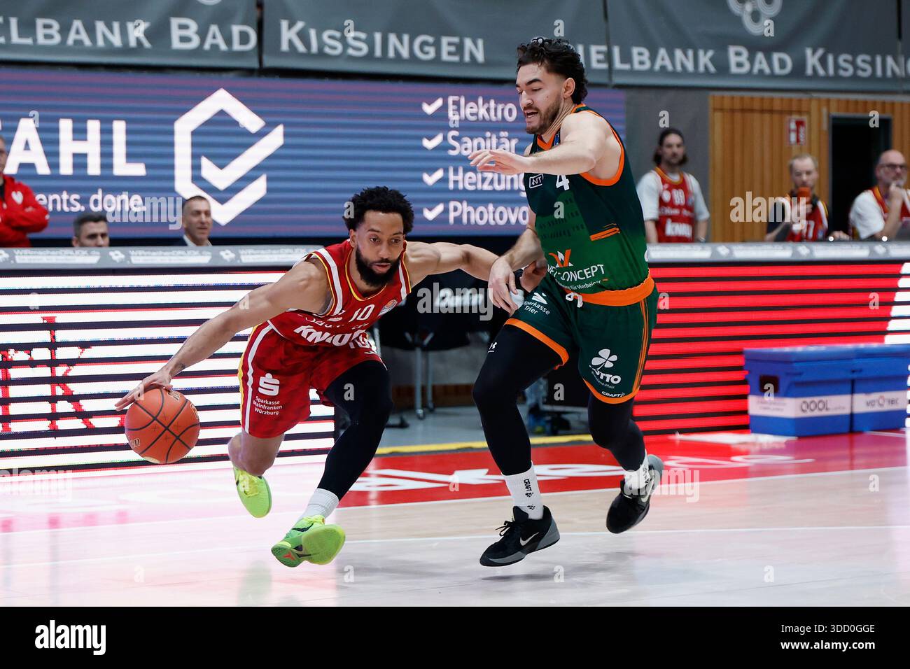 v. l. n. r.: Davion Mintz (Fitness First Wuerzburg Baskets, 10) and ...