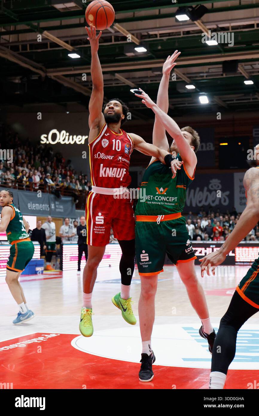 v. l. n. r.: Davion Mintz (Fitness First Wuerzburg Baskets, 10) and ...