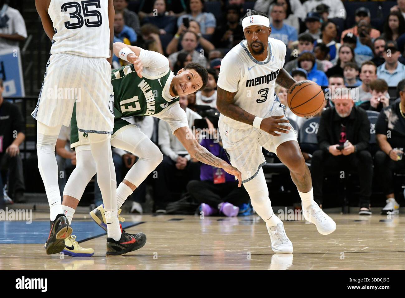Memphis Grizzlies guard Kentavious Caldwell-Pope (3) brings the ball up ...