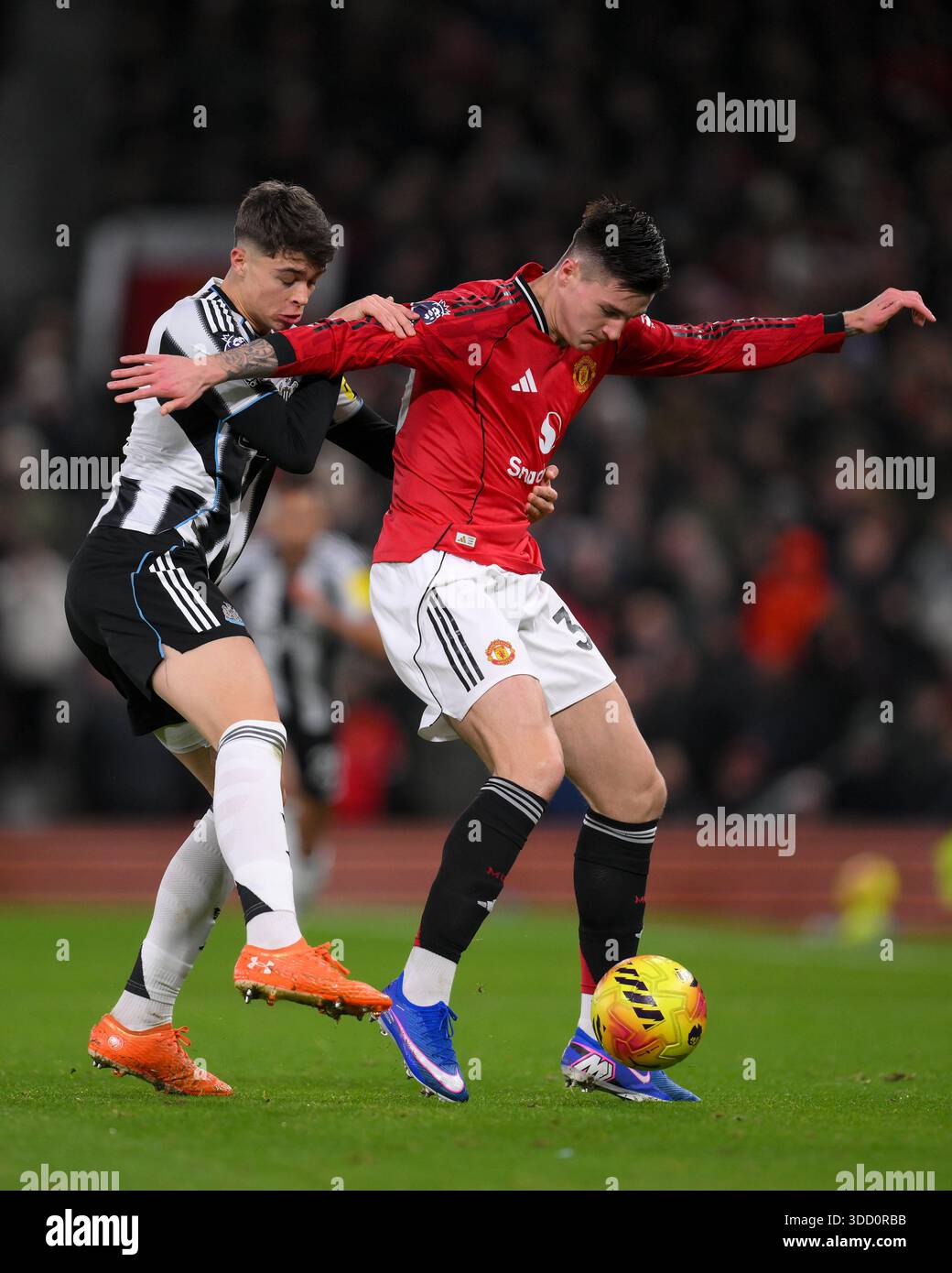 Newcastle United's Lewis Miley and Manchester United's Benjamin Sesko ...