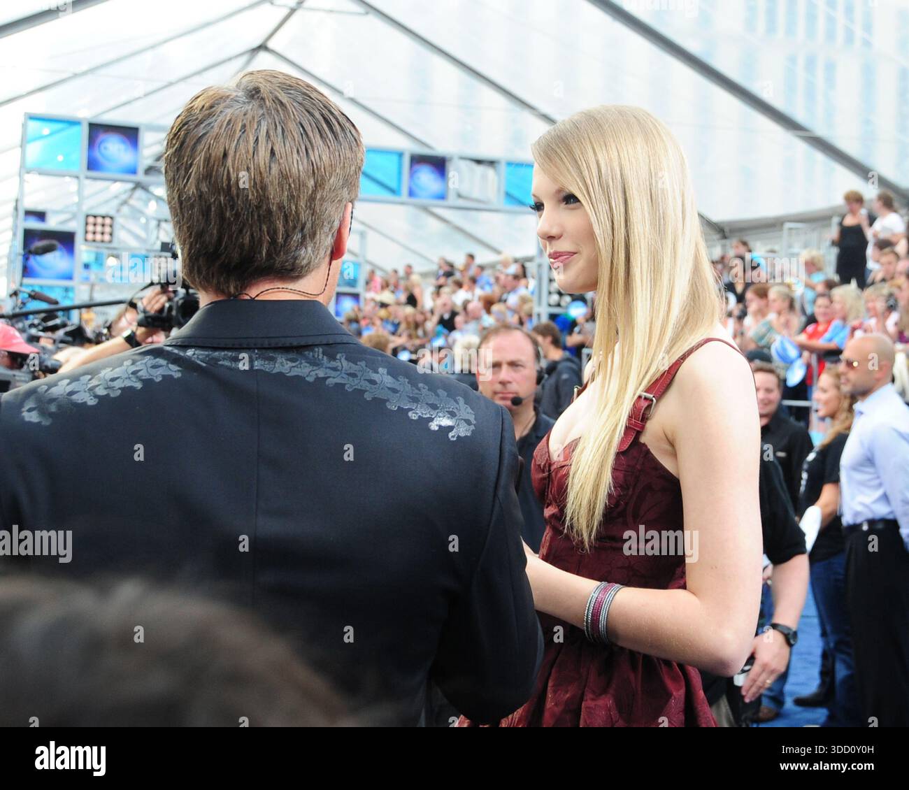 10 June 2010 - Nashville,TN - Taylor Swift on the blue carpet at the ...