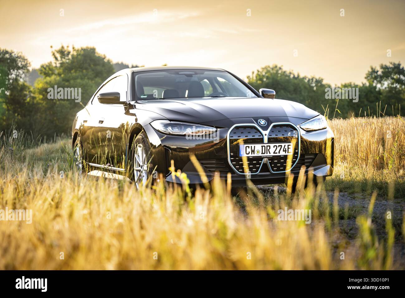 Bmw in field sunset hi-res stock photography and images - Alamy