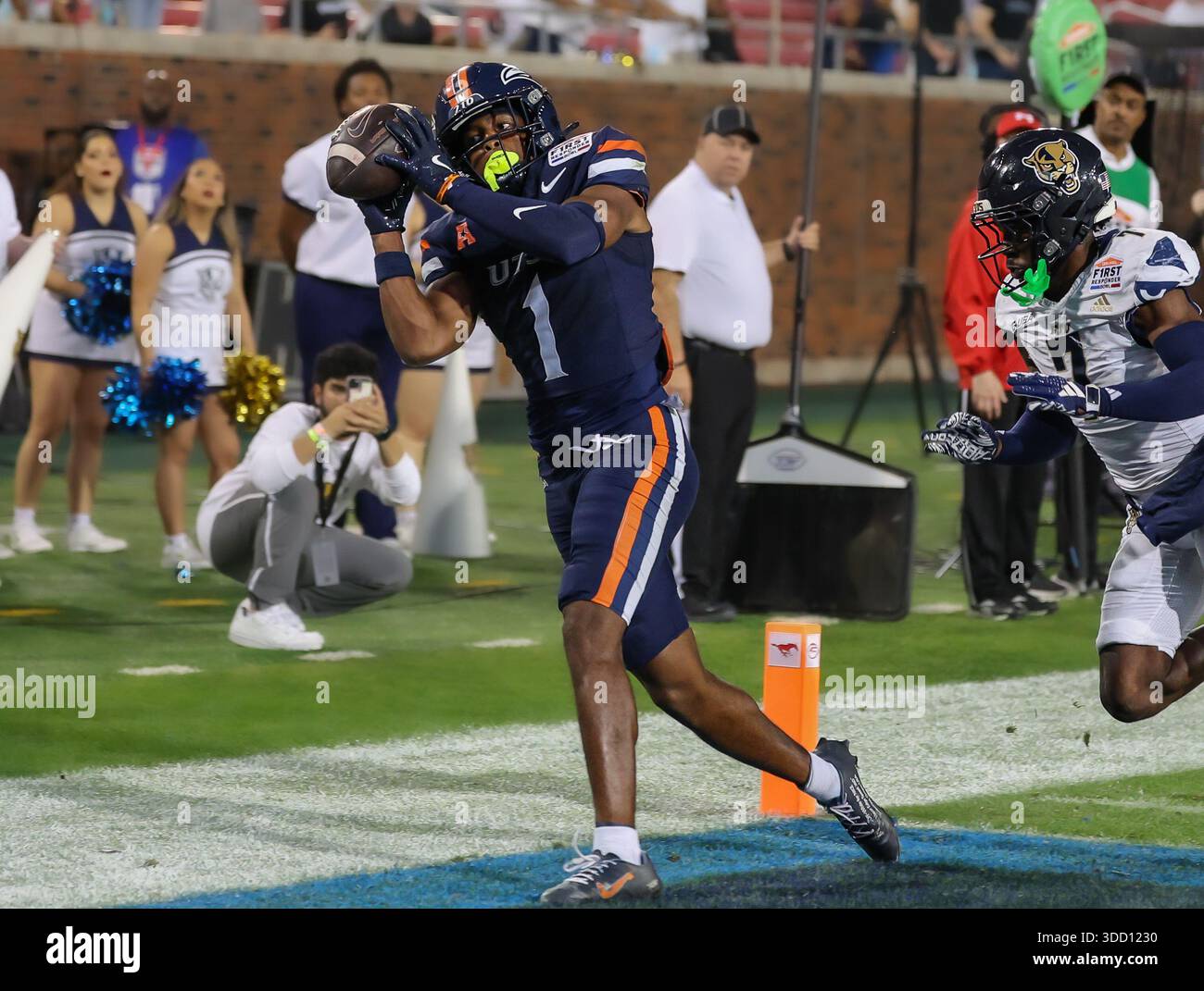 December 26, 2025: UTSA's Devin McCuin (1) catches a TD during the 2025 ...