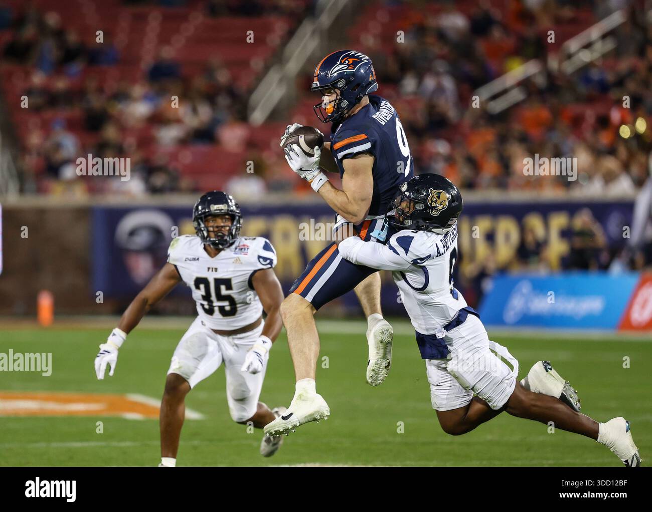 December 26, 2025: UTSA's Patrick Overmyer (9) jumps up to make a catch ...