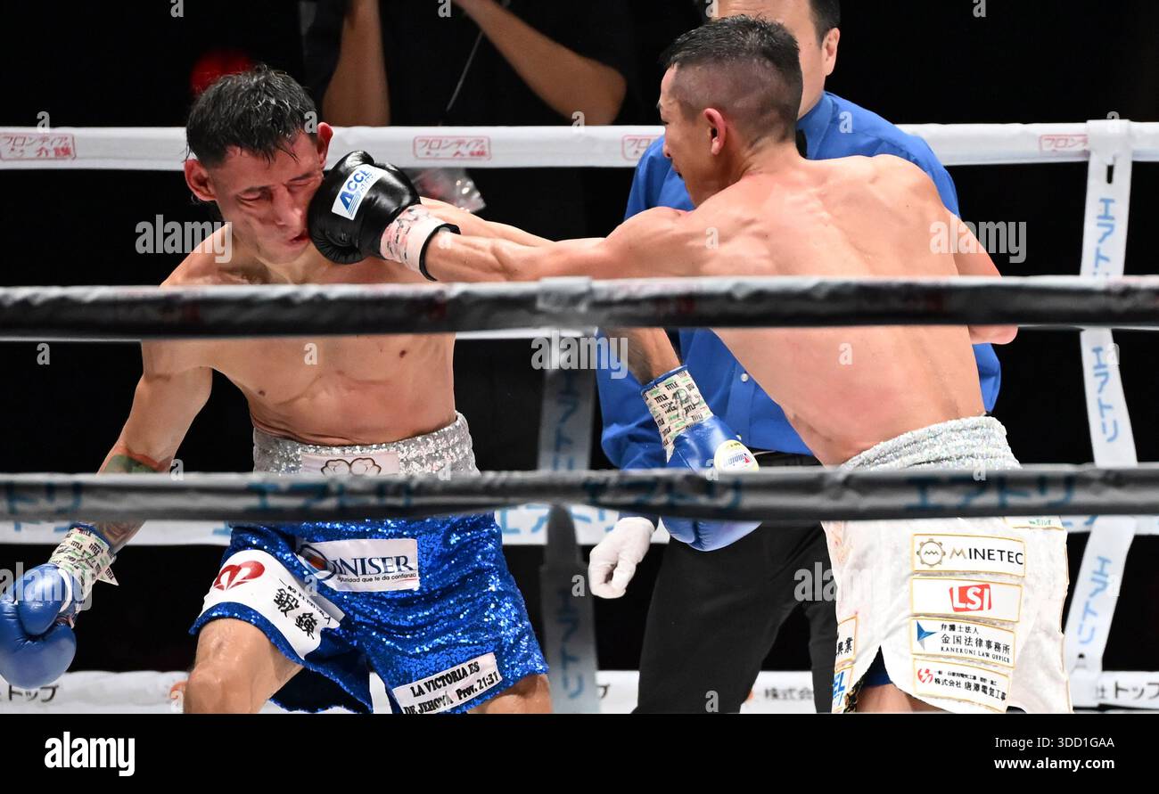Masamichi Yabuki of Japan (right) throws a punch at Felix Pedro ...