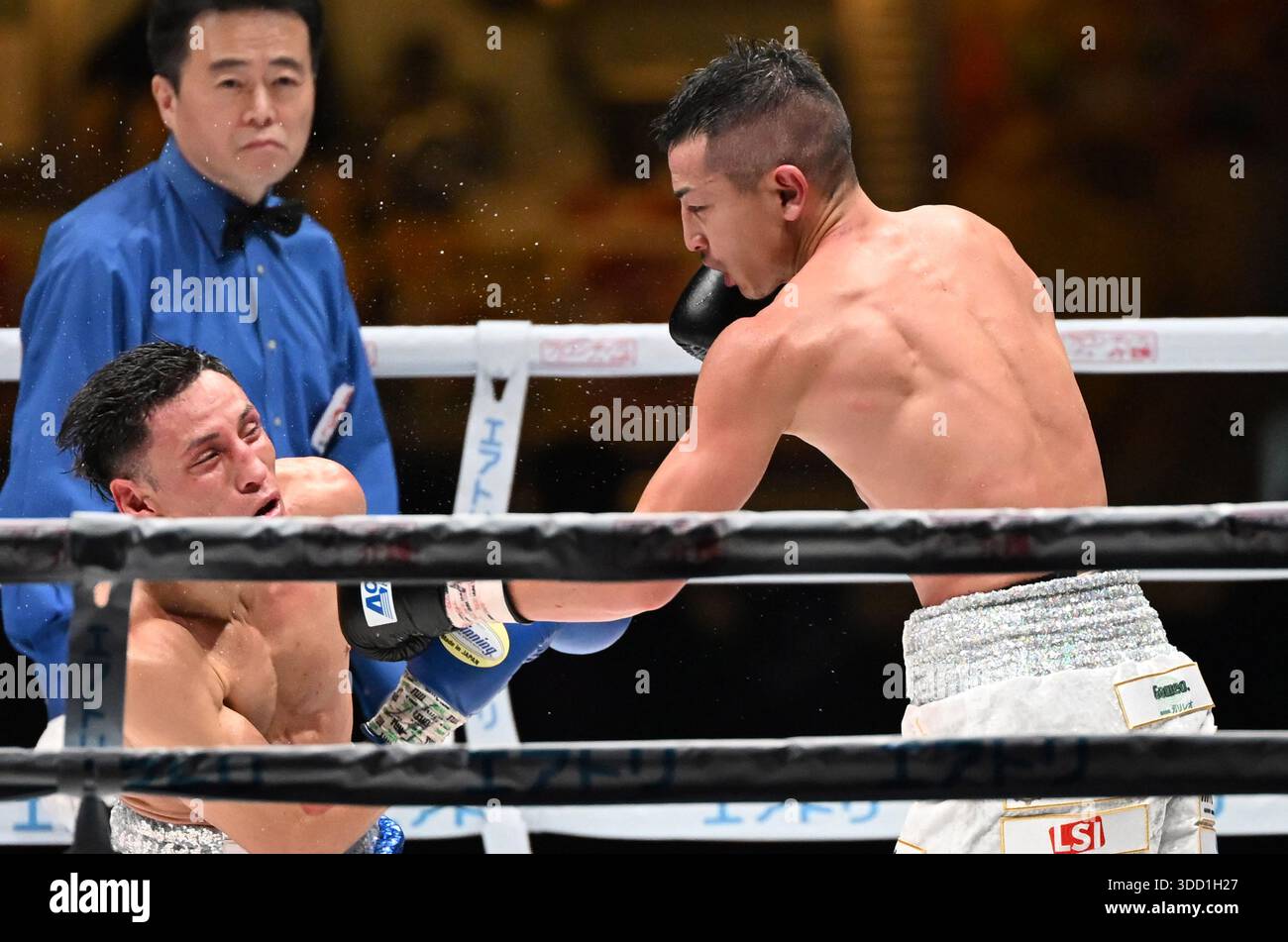 Masamichi Yabuki of Japan (right) throws a punch at Felix Pedro ...