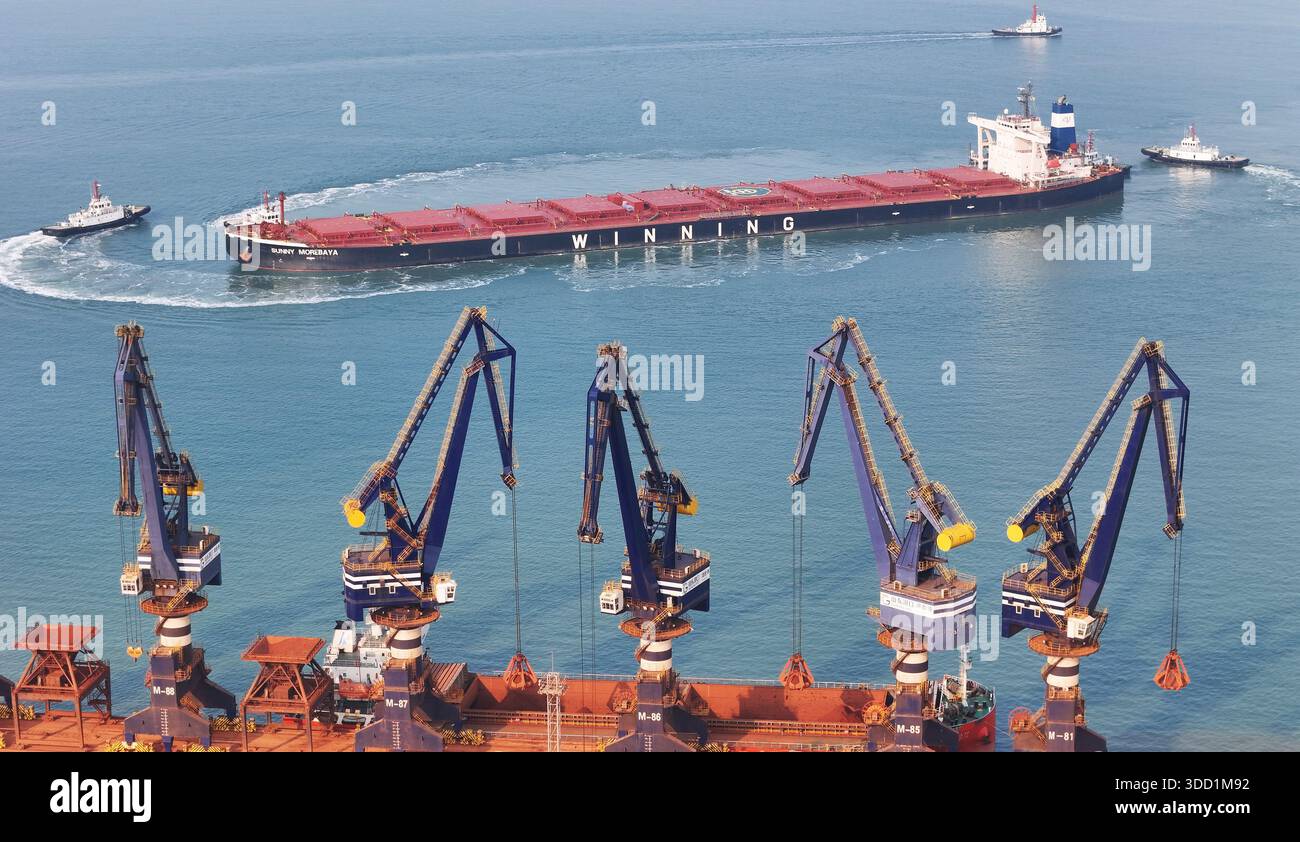 YANTAI, CHINA - DECEMBER 27, 2025 - A 300000 ton ore ship berthed at ...