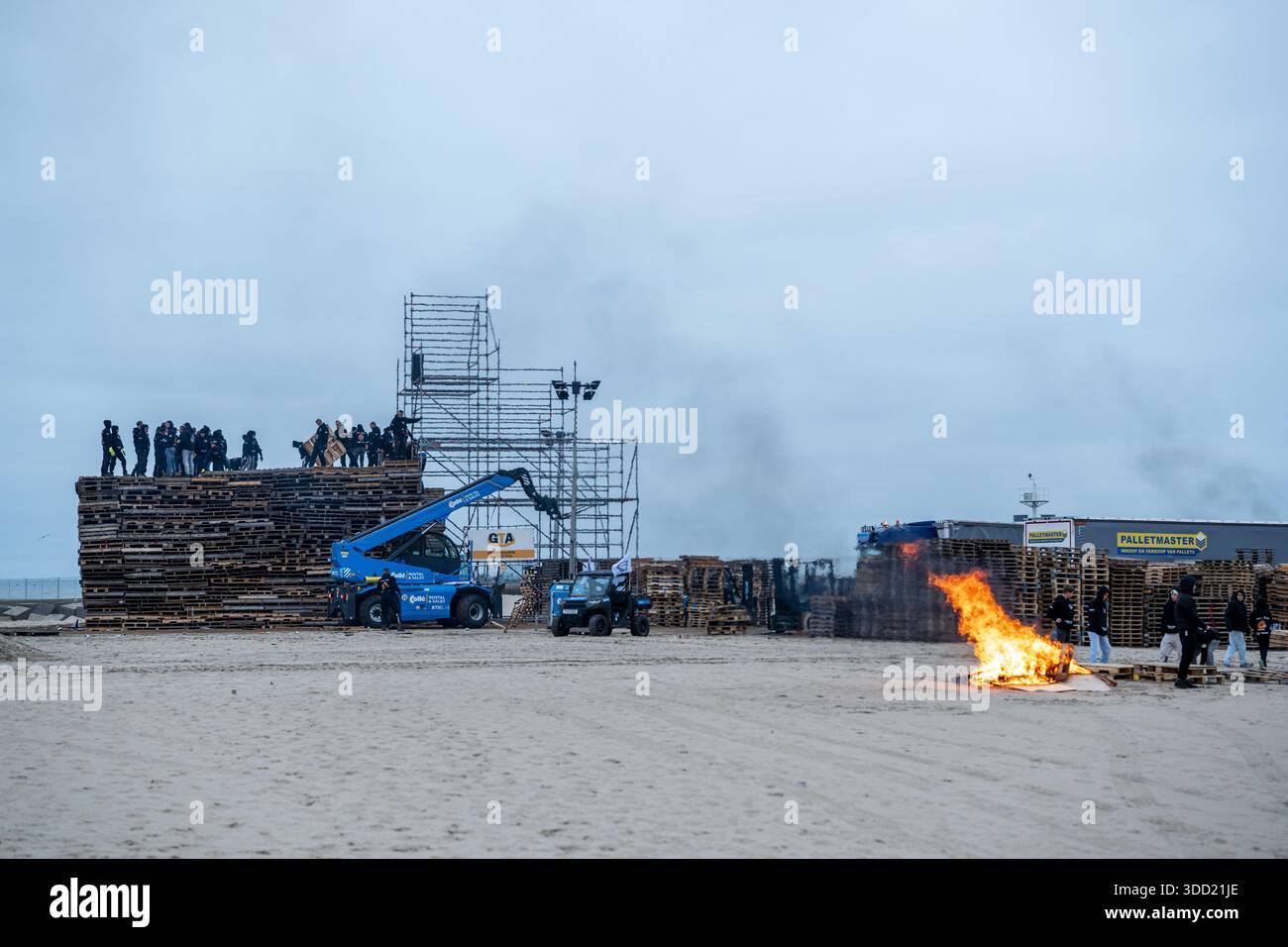 DUINDORP - The construction of the bonfire area on Duindorp beach. The ...