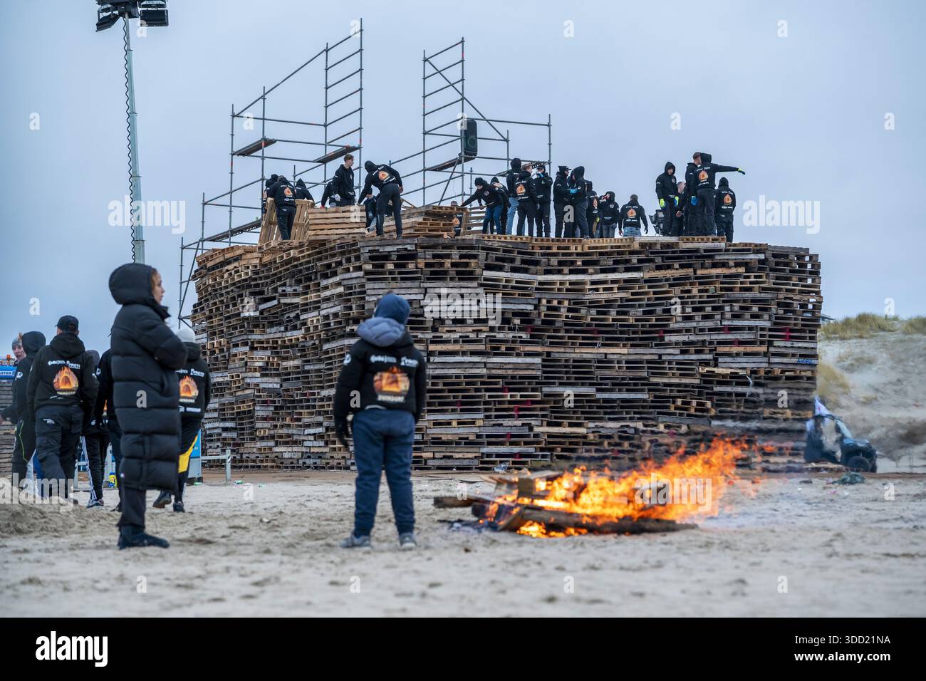 DUINDORP - The construction of the bonfire area on Duindorp beach. The ...