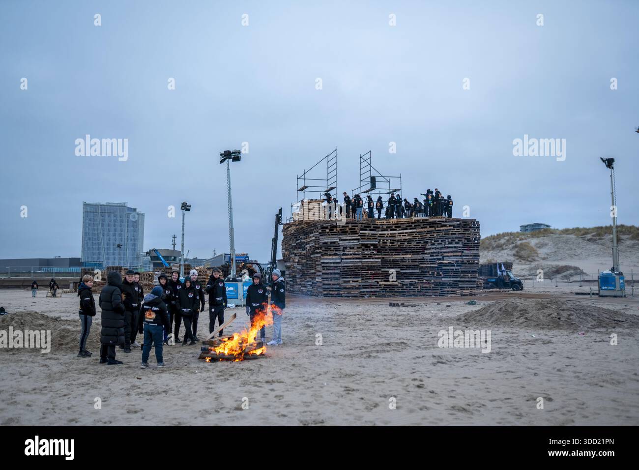 DUINDORP - The construction of the bonfire area on Duindorp beach. The ...