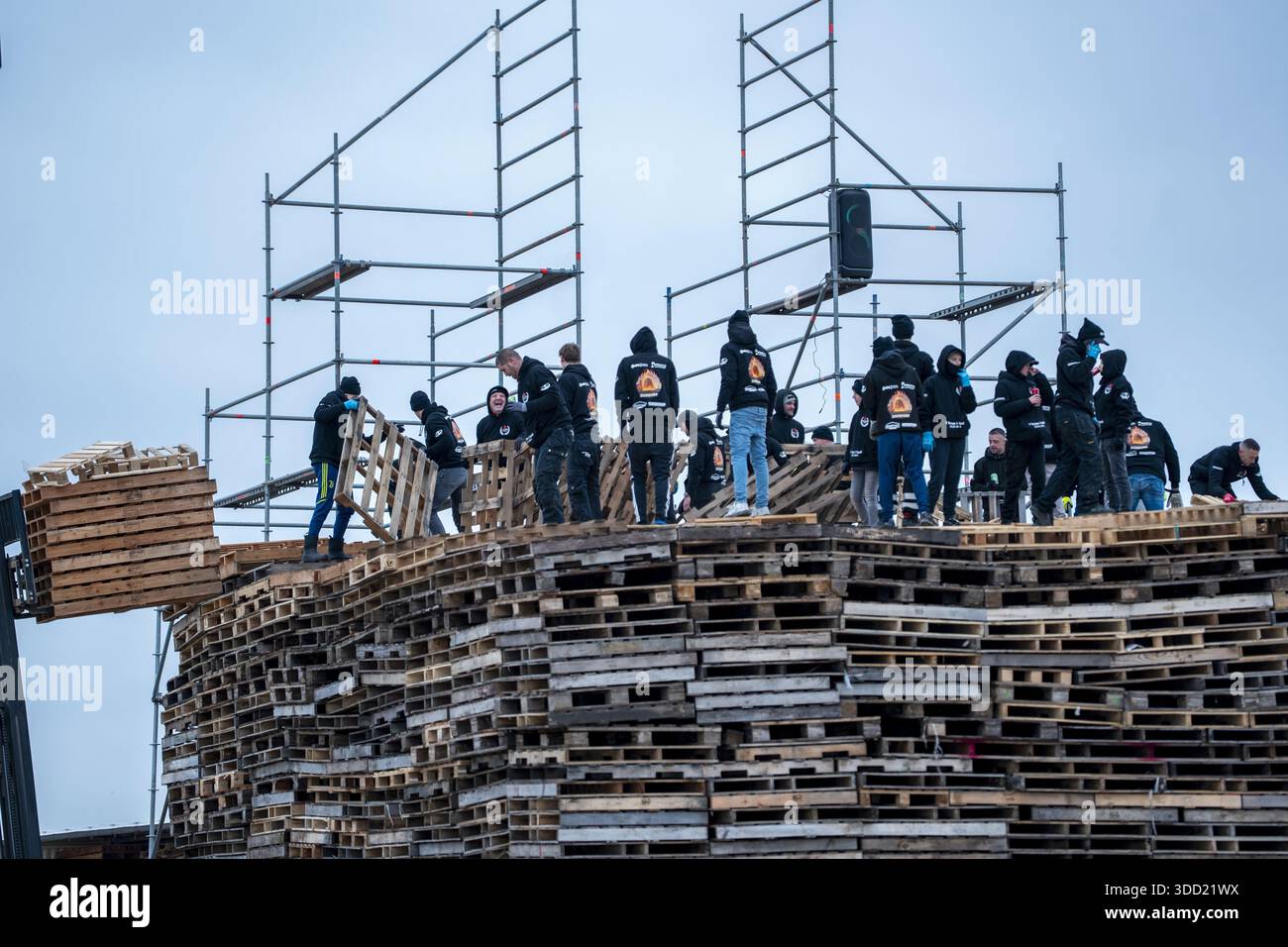 DUINDORP - The construction of the bonfire area on Duindorp beach. The ...