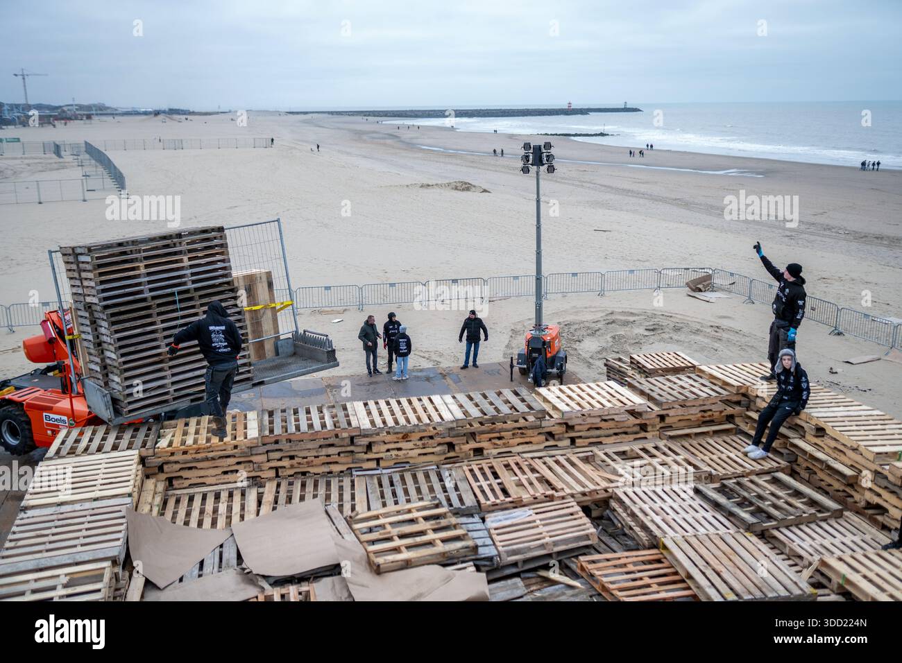 SCHEVENINGEN - The construction of the bonfire site on Scheveningen's ...