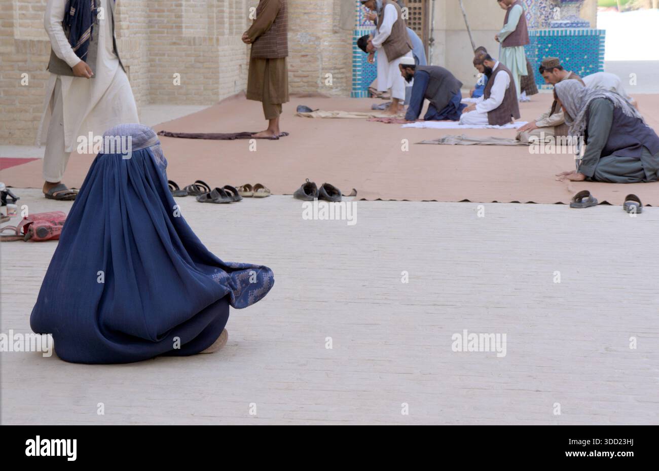 Kabul courtyard prayer hi-res stock photography and images - Alamy