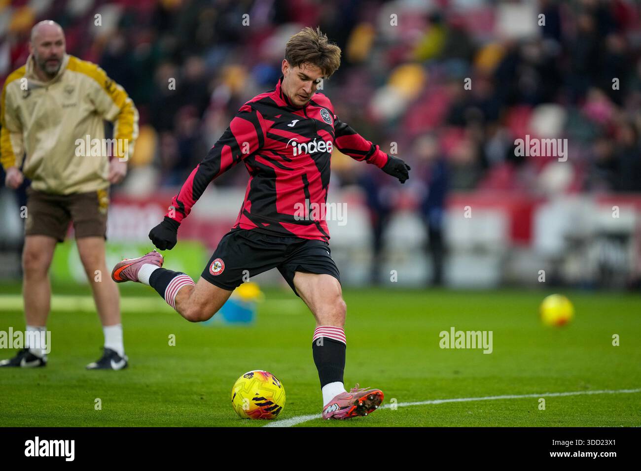 Yehor Yarmolyuk of Brentford shoots at warm up during the Premier ...