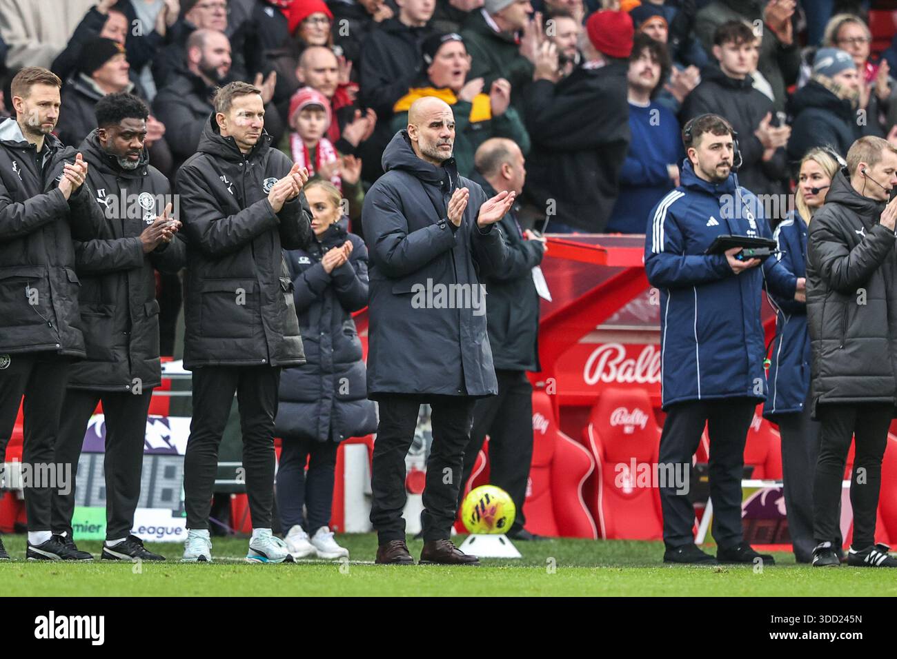 The fans, players and managers applaud in memory of John Robertson ...