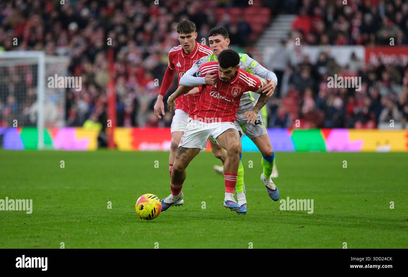 Morgan Gibbs-White of Nottingham Forest challenges for the ball against ...