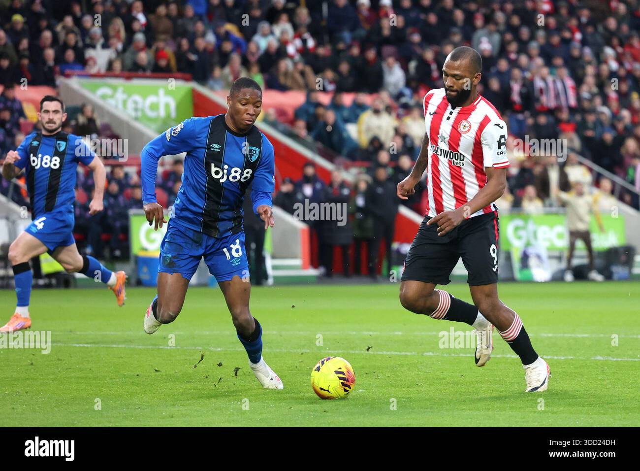 Brentford's Igor Thiago (right) attempts a shot towards goal during the ...