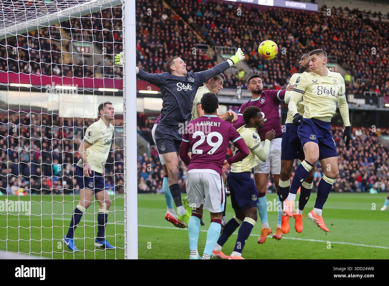 Jordan Pickford clears a cross during the Premier League match between ...