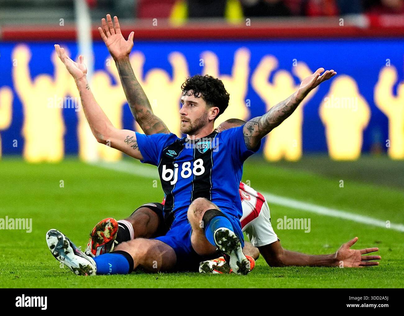 Bournemouth's Marcos Senesi and Brentford's Igor Thiago appeal to the ...