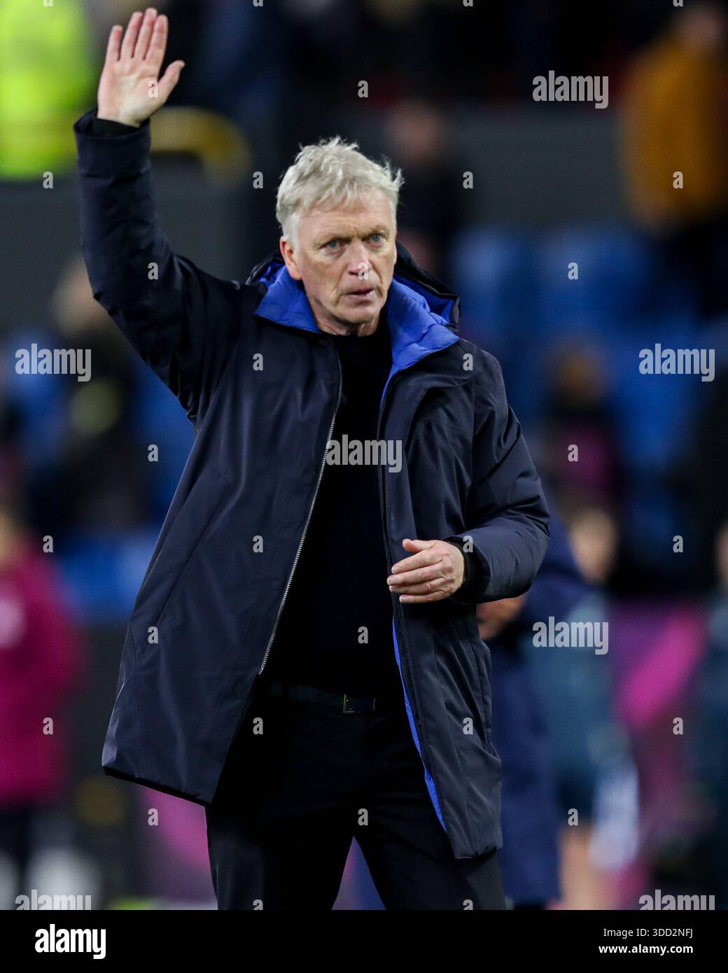 David Moyes manager of Everton claps fans after the Premier League ...