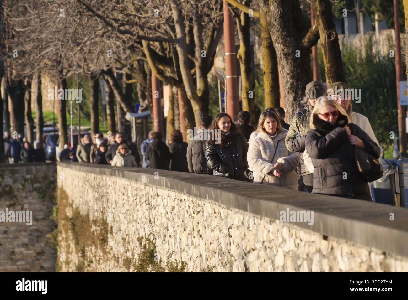 Clear skies return, and numerous tourists wander through the ...