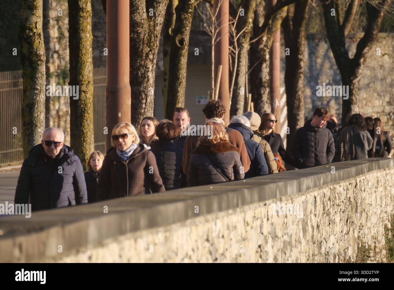 Clear skies return, and numerous tourists wander through the ...