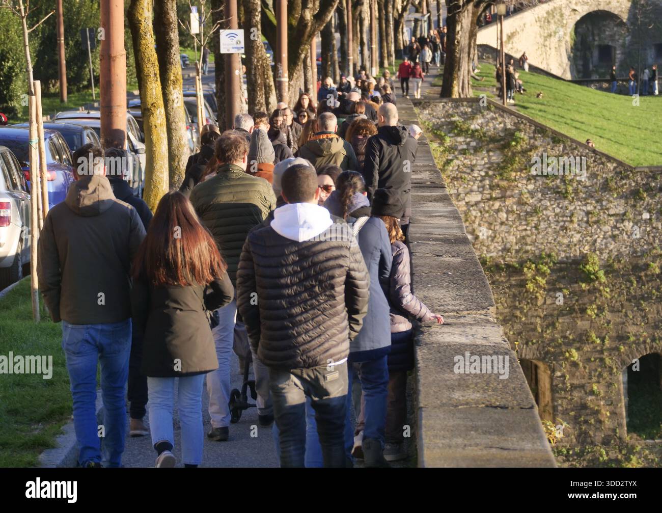 Clear skies return, and numerous tourists wander through the ...