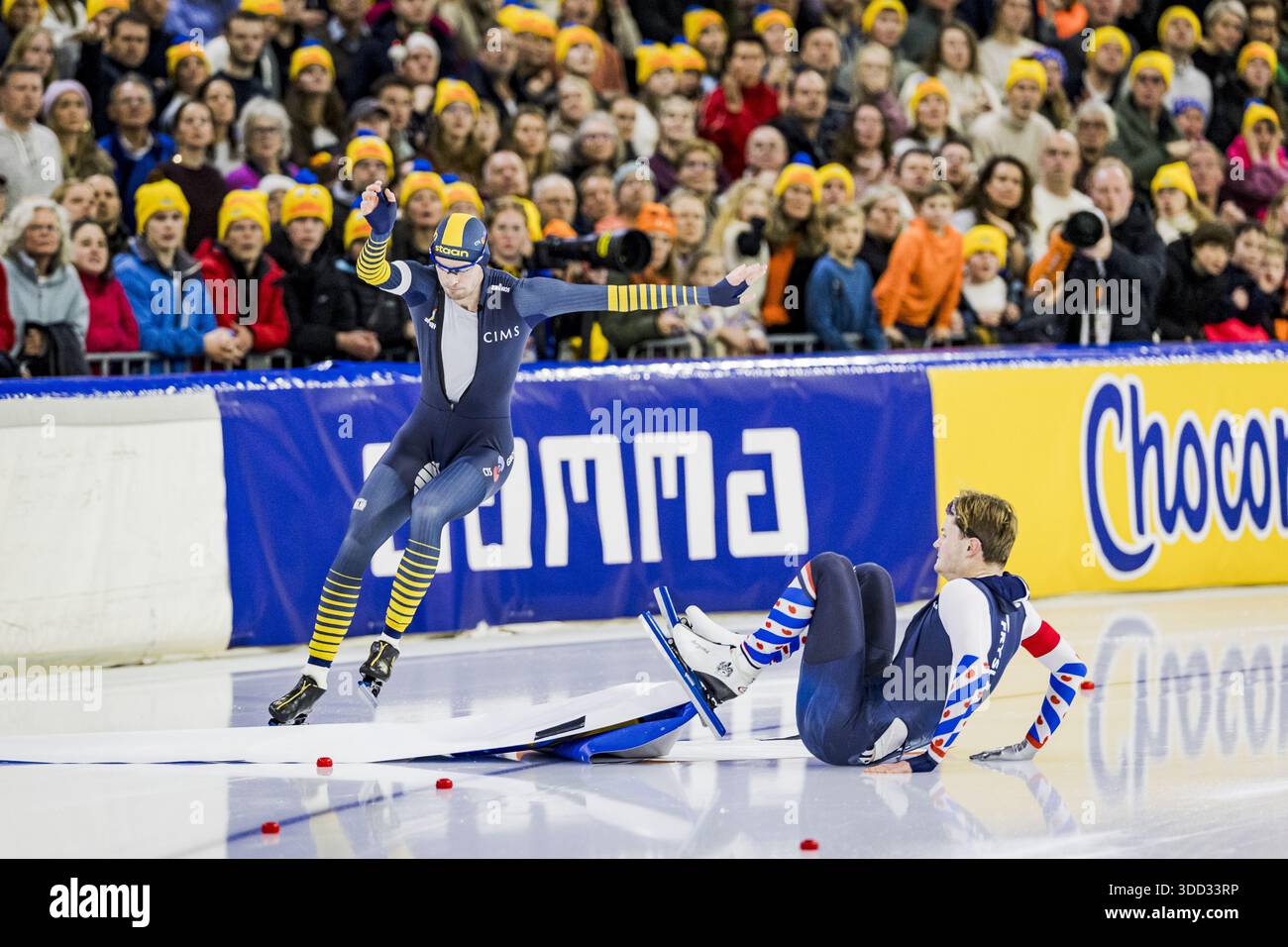 HEERENVEEN - Sven Kemp falls during the men's 500m on the second day of ...
