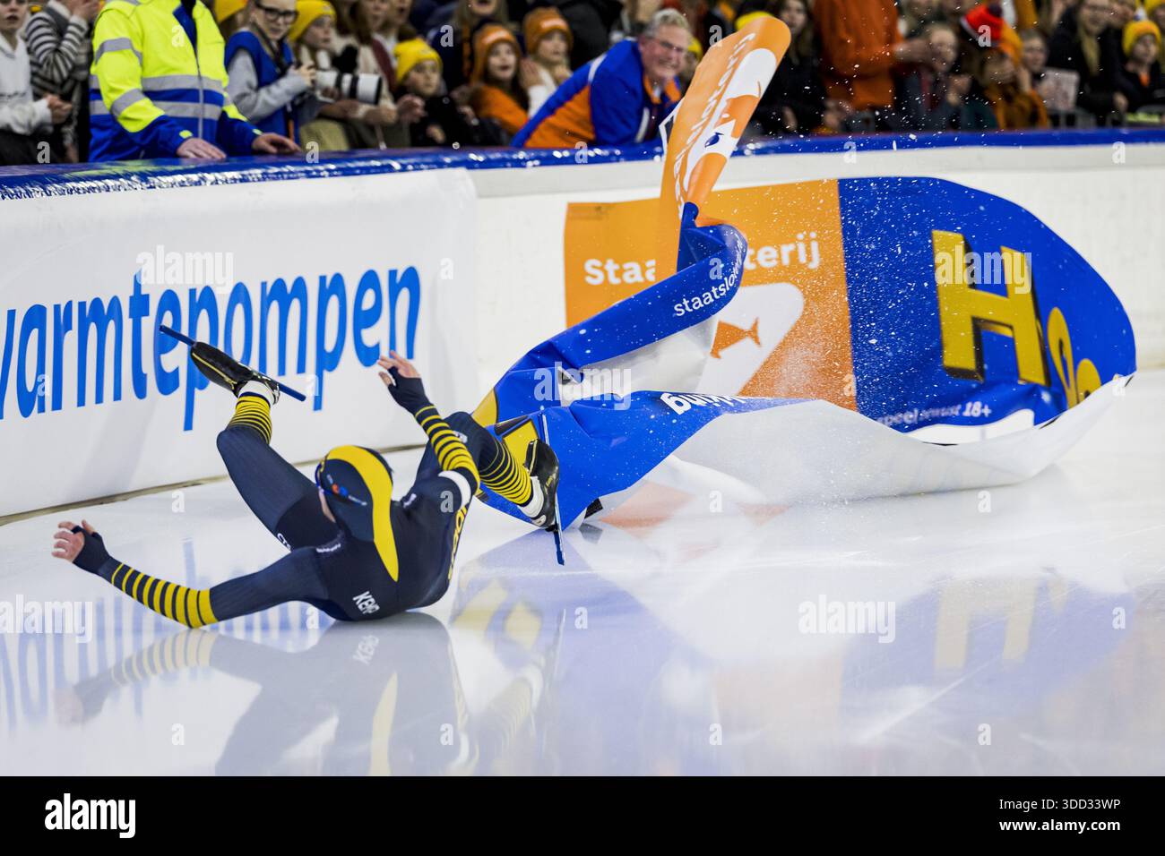 HEERENVEEN - Sven Kemp falls during the men's 500m on the second day of ...
