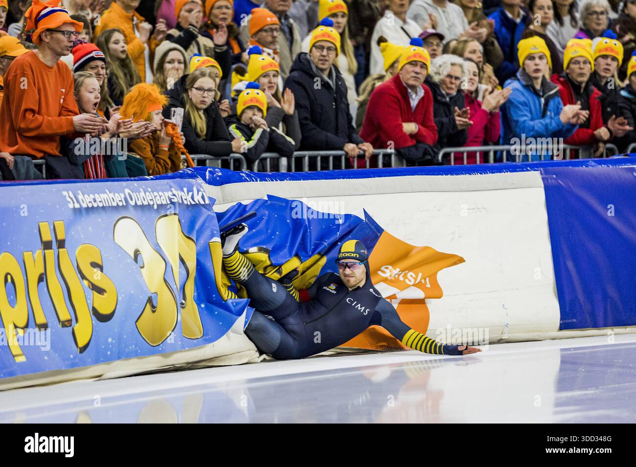 HEERENVEEN - Kayo Vos falls during the men's 500m on the second day of ...