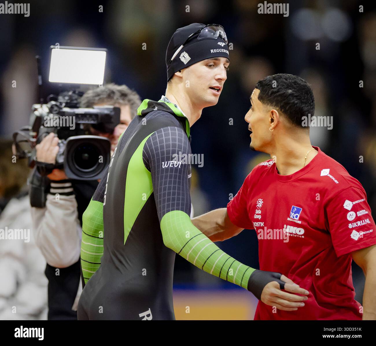 HEERENVEEN - Jenning de Boo and Sebas Diniz after the men's 500m on the ...