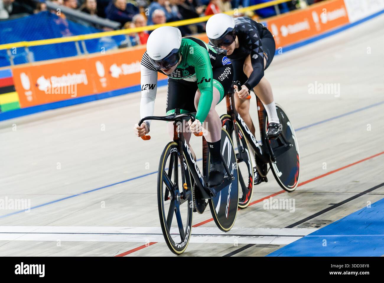 APELDOORN - Steffie van der Peet (left) wins the sprint final against ...