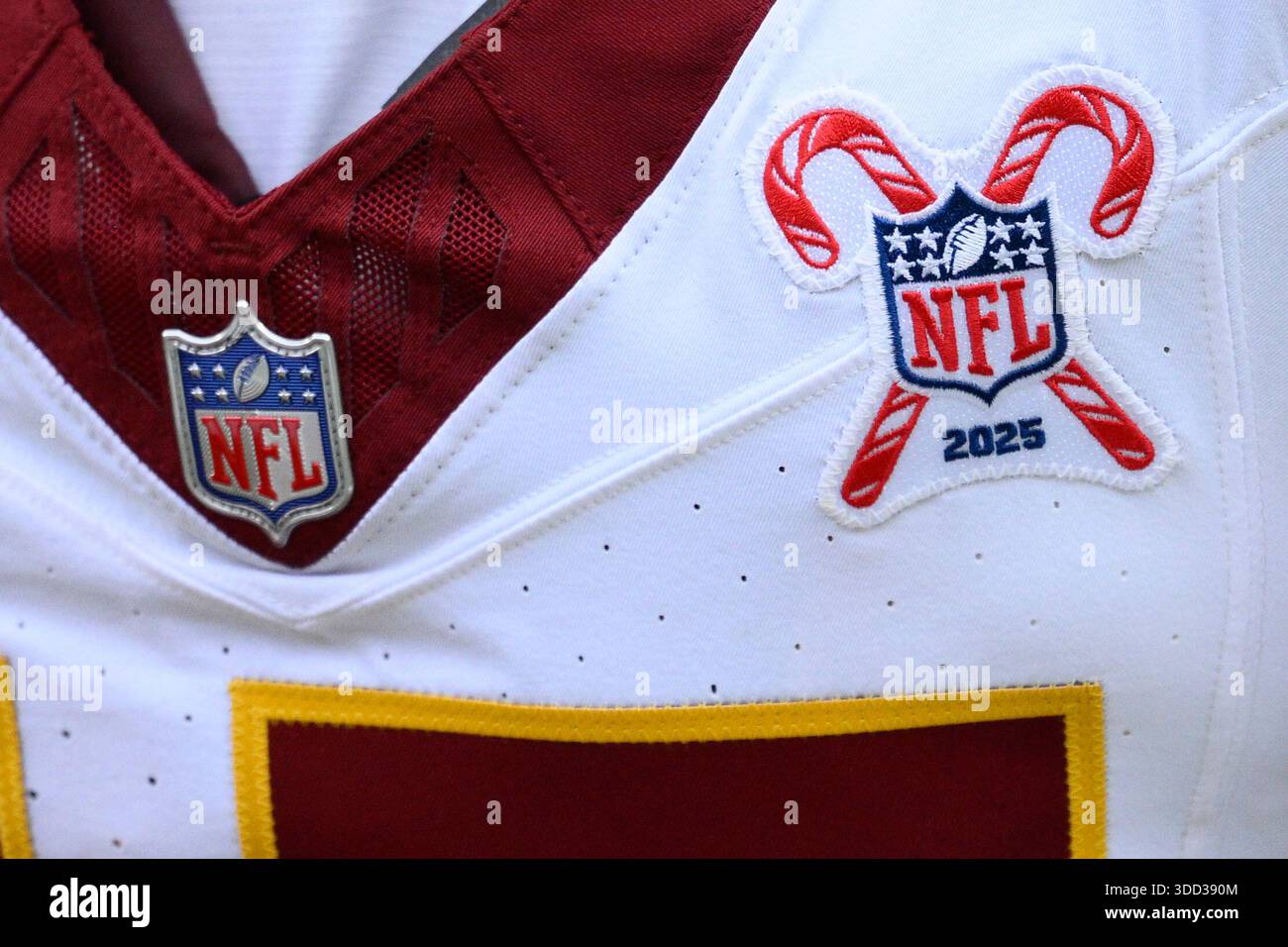 Washington Commanders wide receiver Terry McLaurin (17) warms up before ...