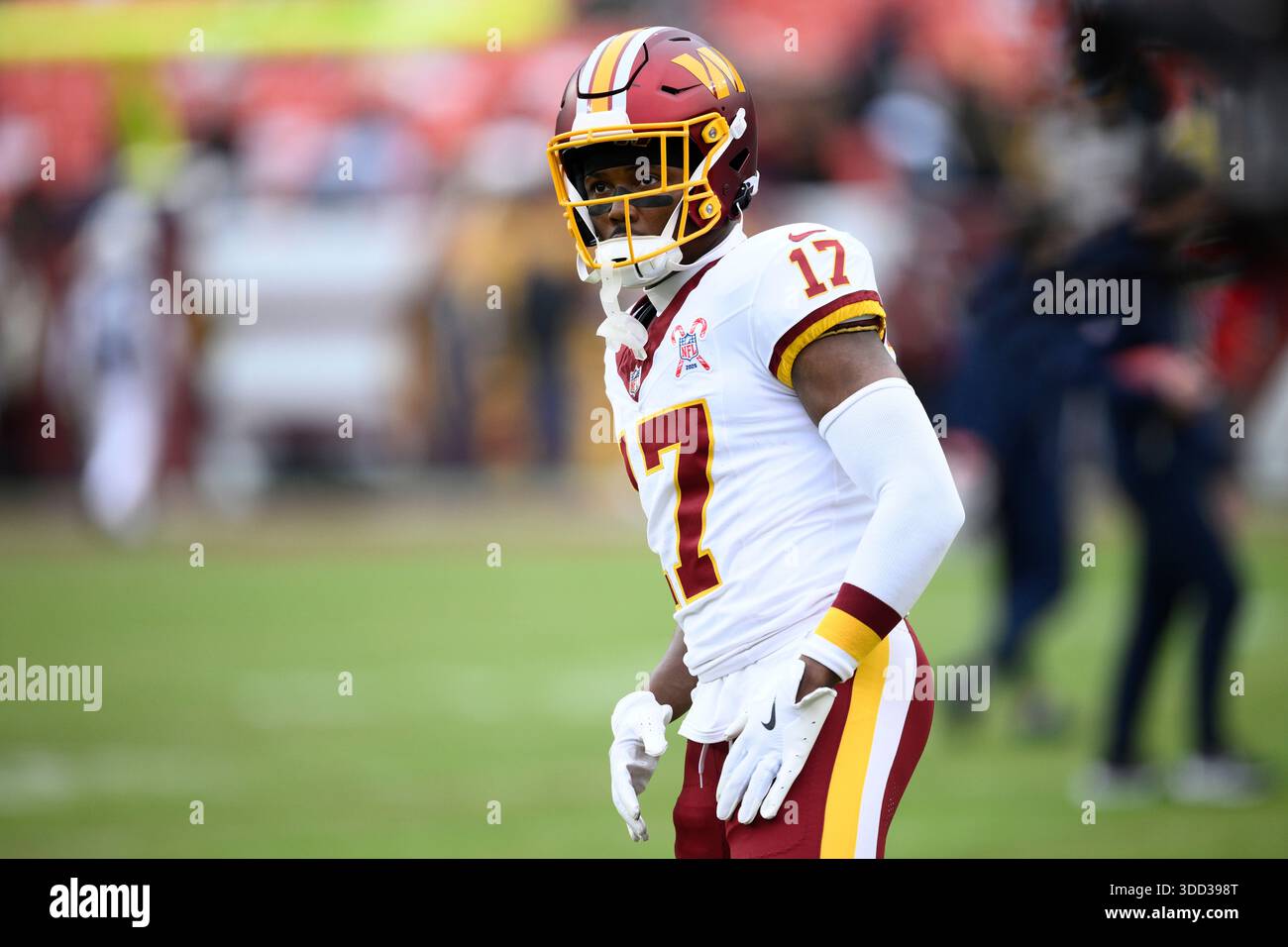 Washington Commanders wide receiver Terry McLaurin (17) warms up before ...