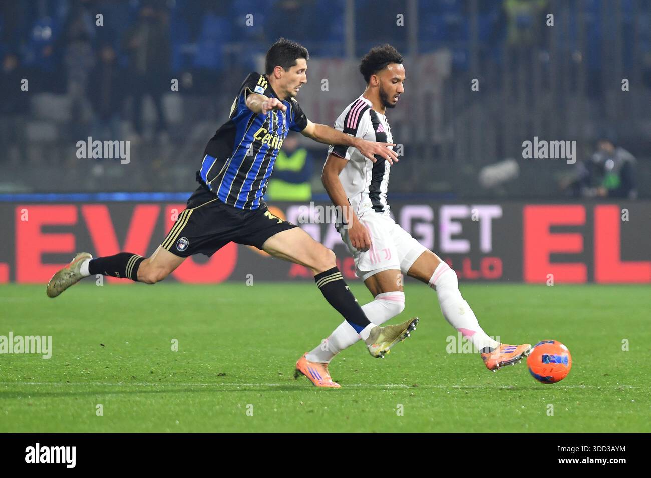 Stefano Moreo (Pisa) Lloyd Casius Kelly (Juventus) during Pisa SC vs ...