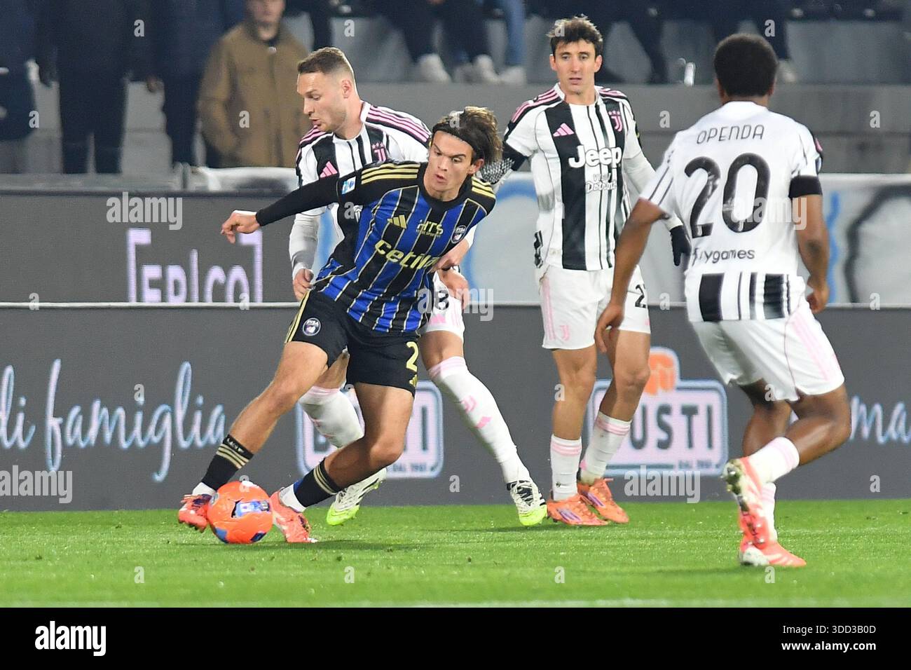 Isak Vural (Pisa) Teun Koopmeiners (Juventus) during Pisa SC vs ...